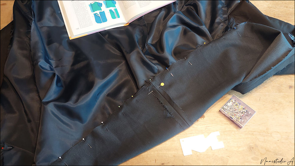 Een voering inzetten: trenchcoat – Naaistudio A.