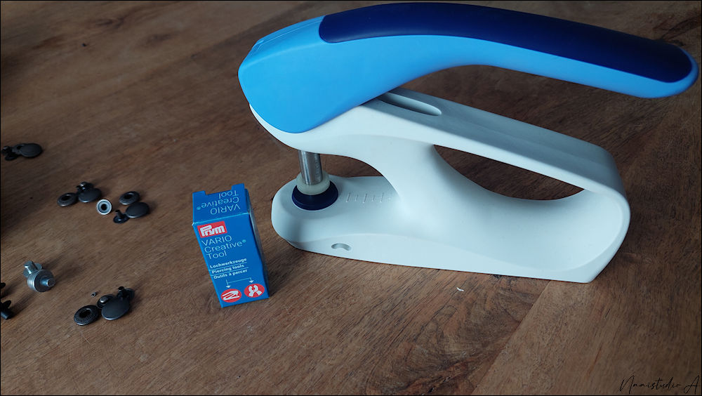 Anorak drukknopen bevestigen met de vario creative tool – Naaistudio A.